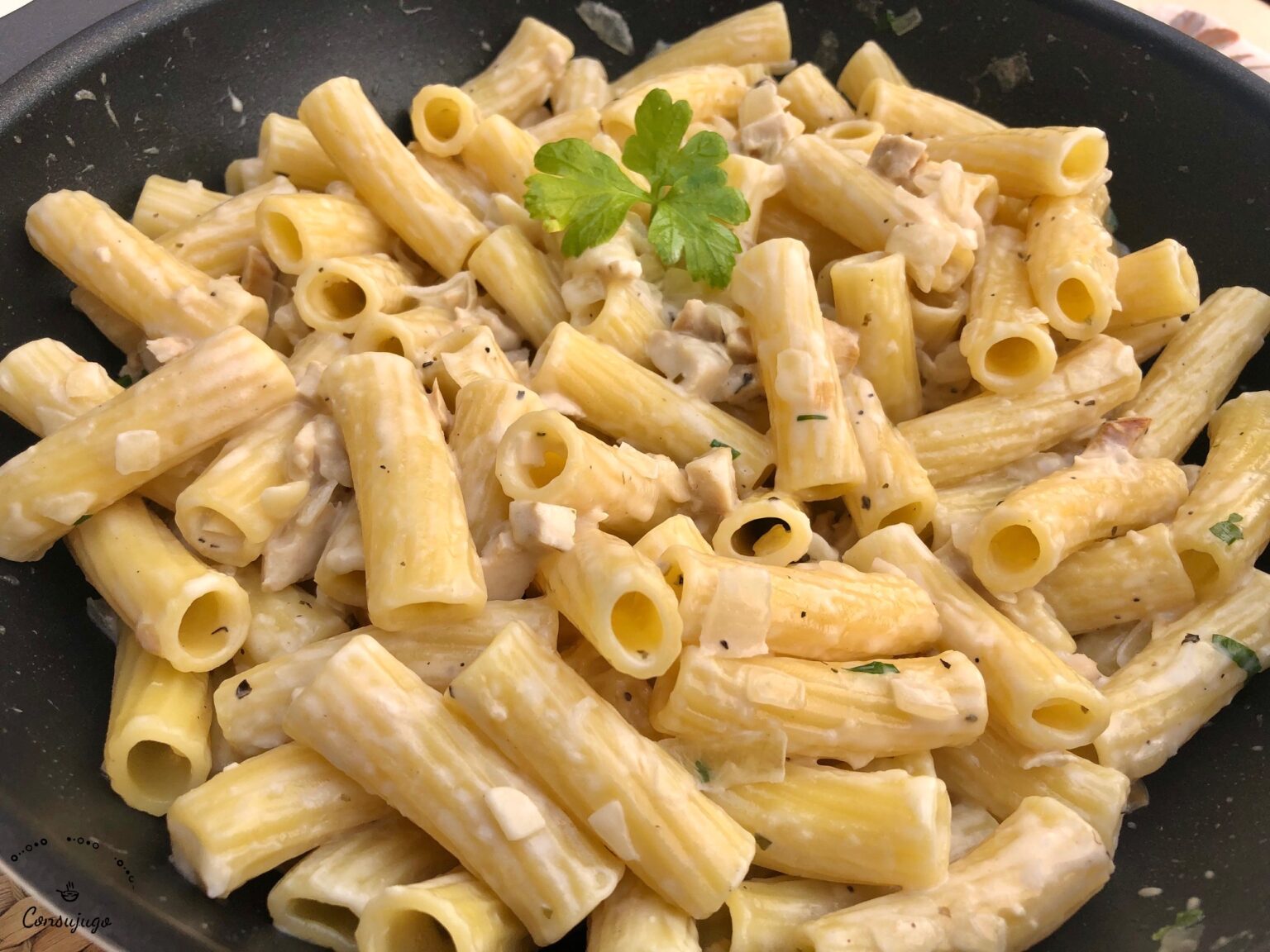 Macarrones con pollo y leche de coco - Consujugo